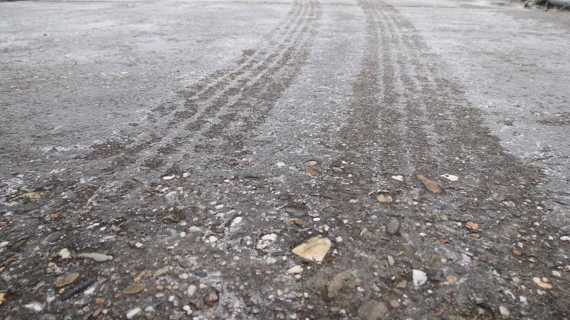 Gladheidsbestrijding bij sneeuw moet je vaak verschillend aanpakken